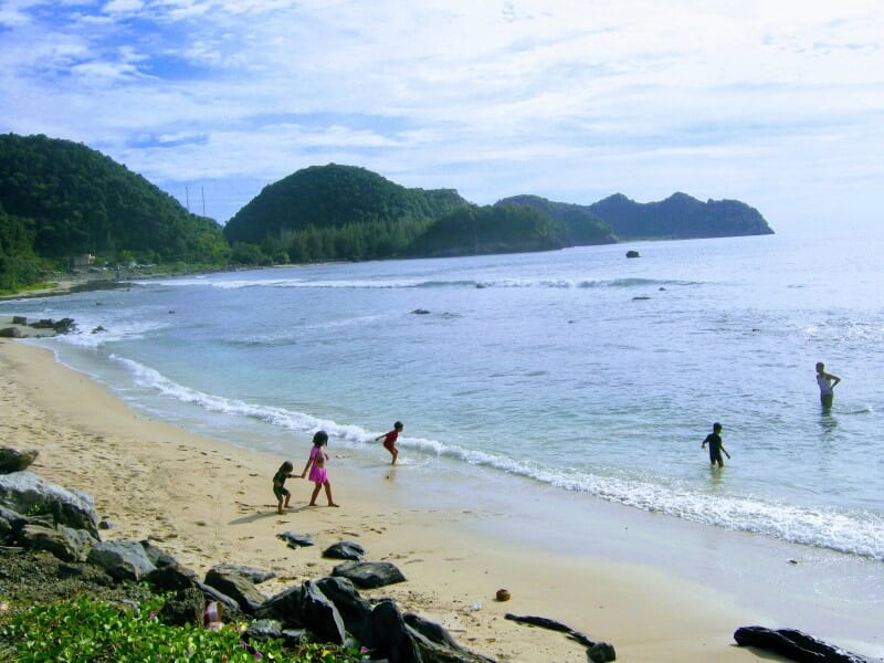 Pantai Lhoknga, Spot Surfing Terbaik Di Aceh Besar – NativeIndonesia.com