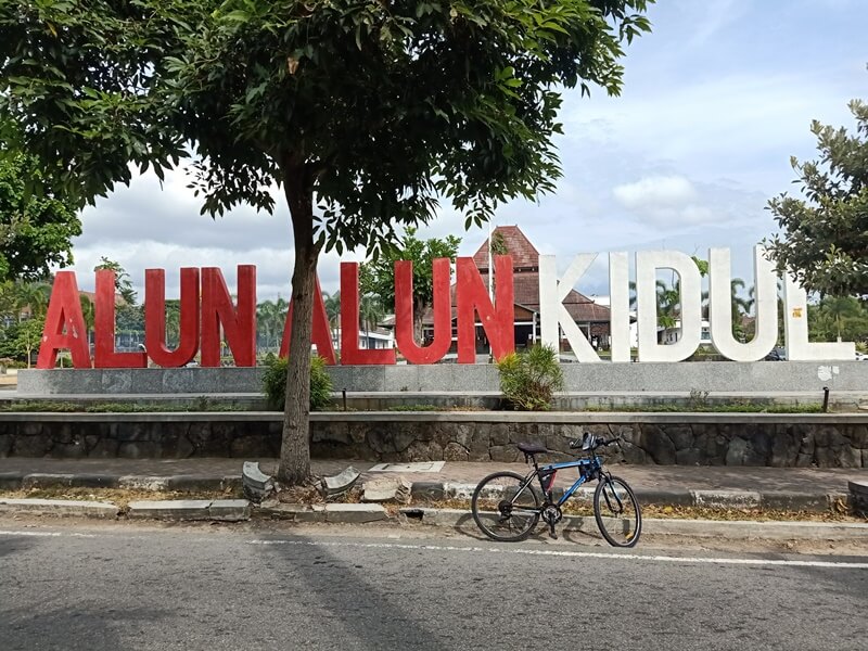 Alun-Alun Kidul Boyolali, Hunting Foto Bareng Sapi – NativeIndonesia.com