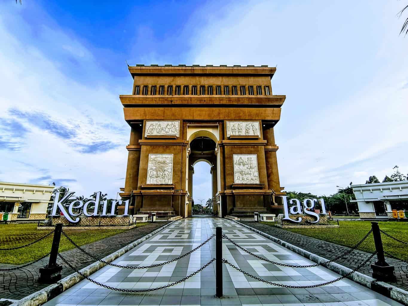 Monumen Simpang Lima Gumul, Bangunan Megah Landmark Kota Kediri – NativeIndonesia.com