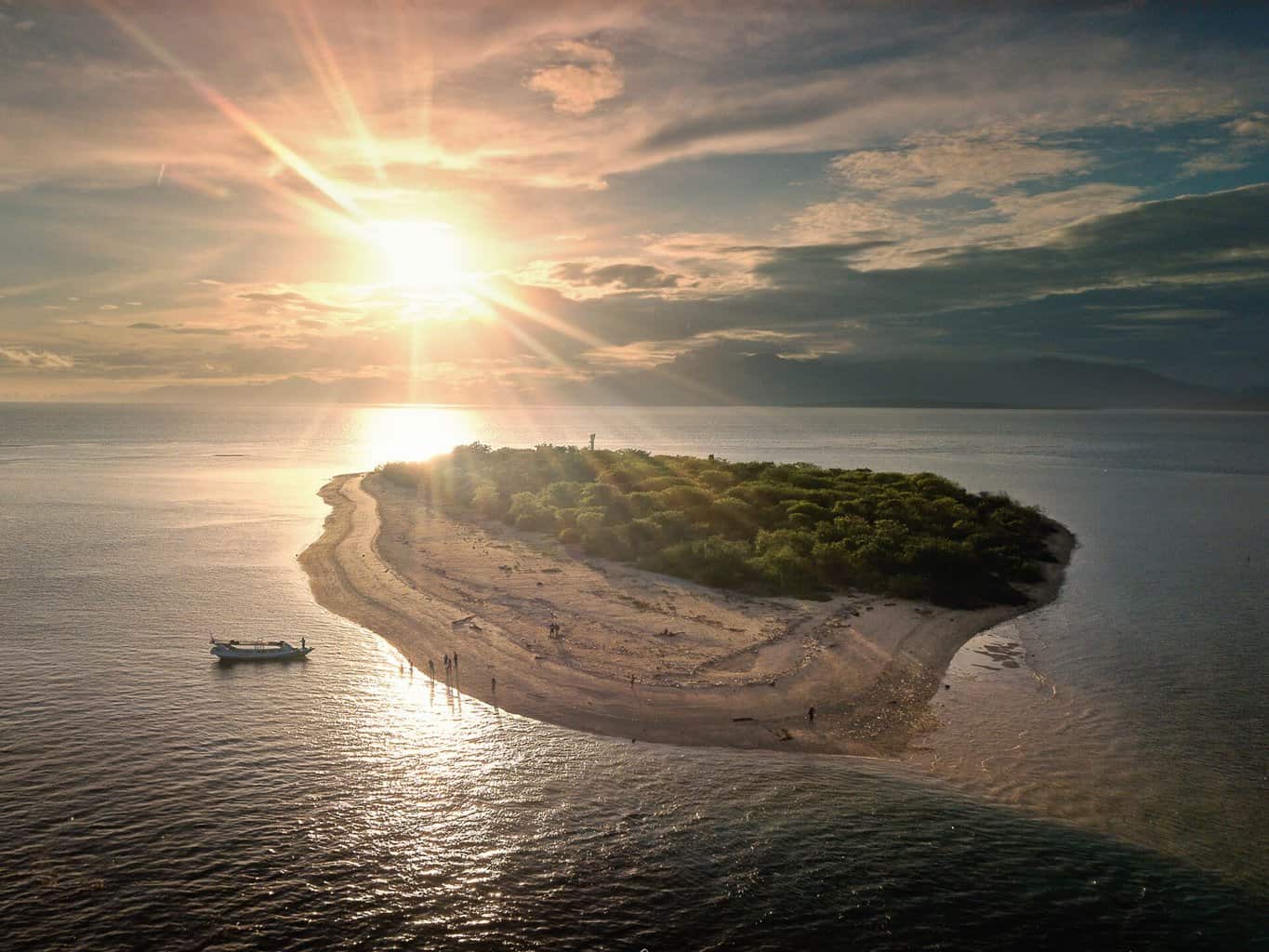 Pulau Tabuhan Banyuwangi, Pesona Alam di Perairan Selat Bali ...