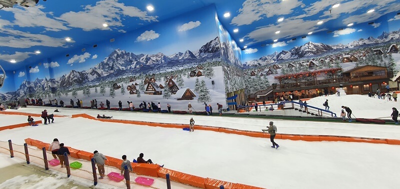 Trans Snow World Bintaro, Main Salju Ala-Ala Negeri Sakura ...