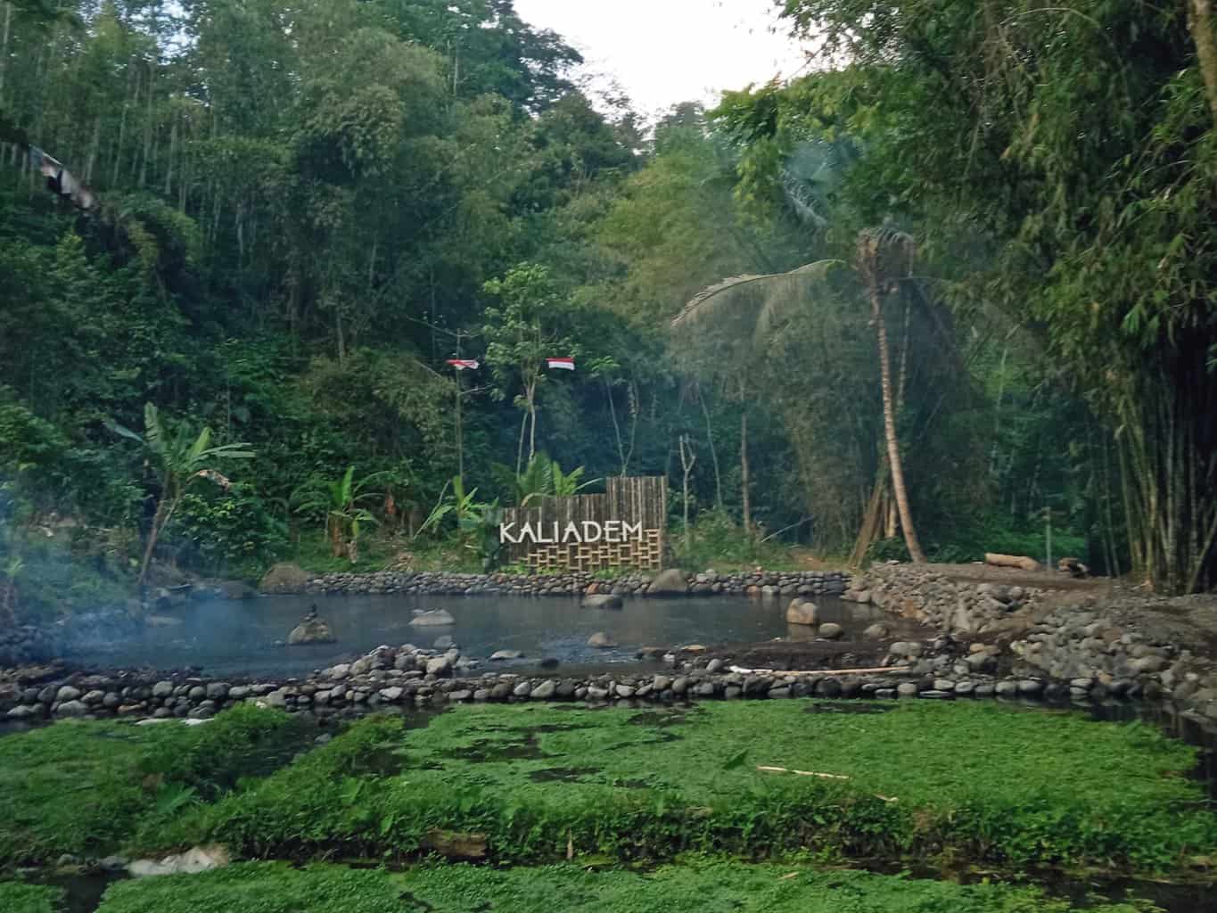 Wisata Kali Adem Lumajang, Kolam Alami dan Pemandangan Alam Khas ...