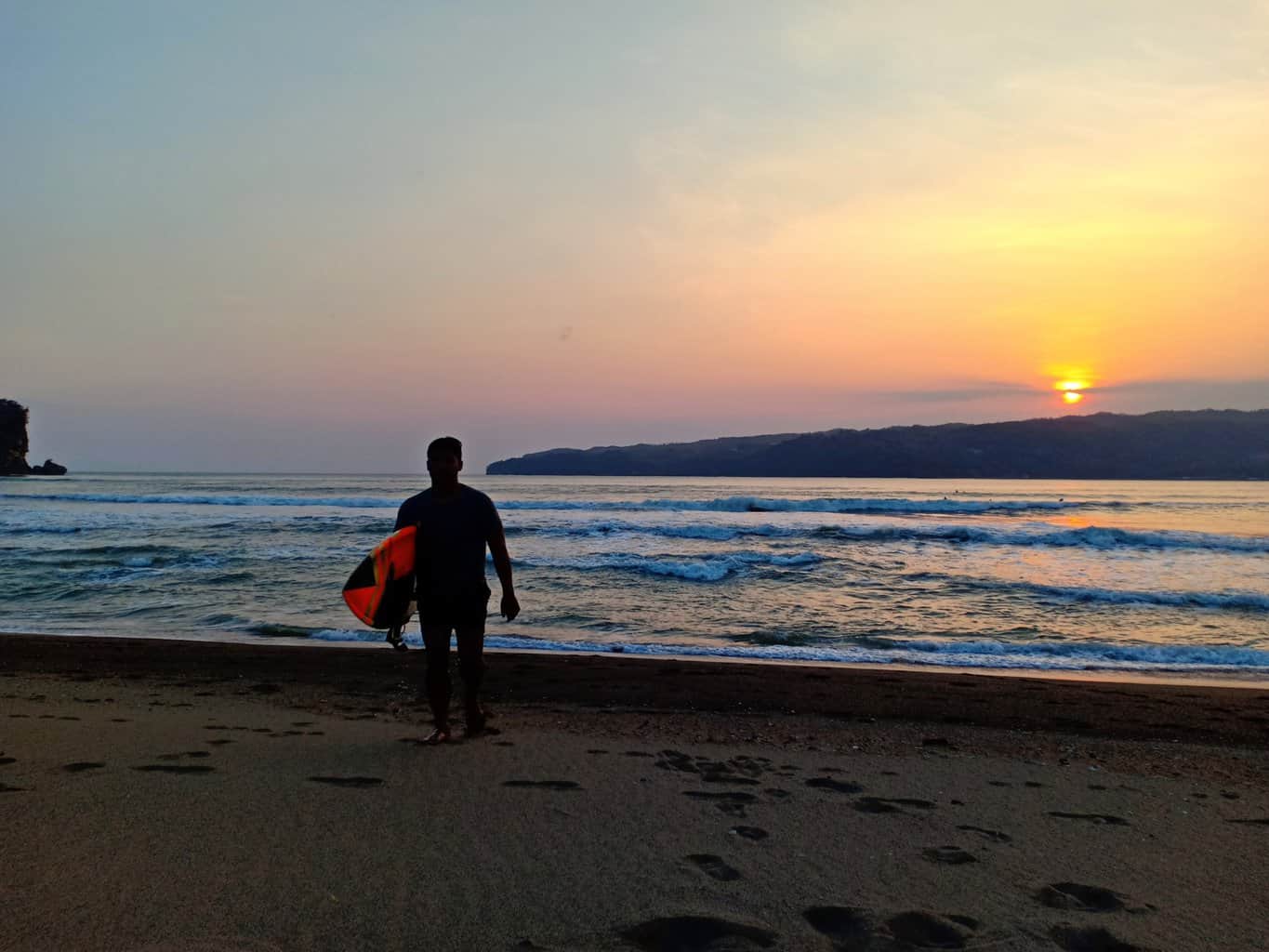 Pantai Pancer Dorr Pacitan, Spot Surfing dan Sunset yang Indah ...