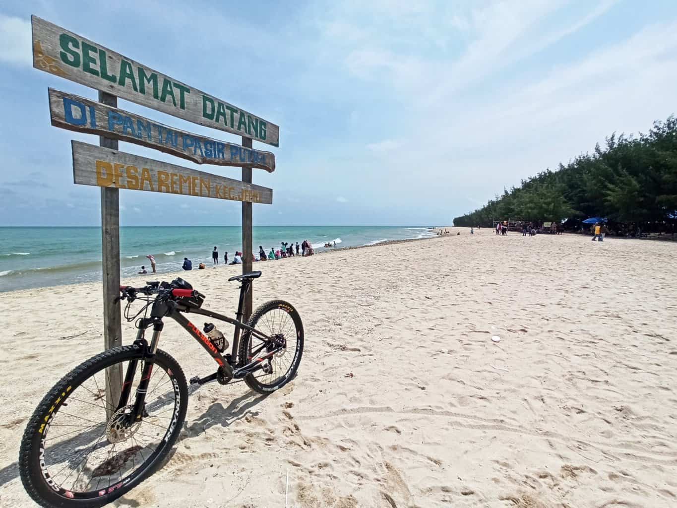 Pantai Pasir Putih Remen, Wisata Pantai di Tuban dengan Hamparan Pasir ...