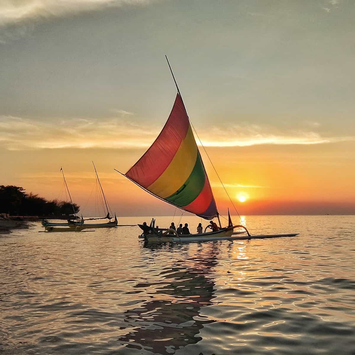 Pantai Pasir Putih Situbondo, Pemandangan Laut Eksotis di Jawa Timur ...
