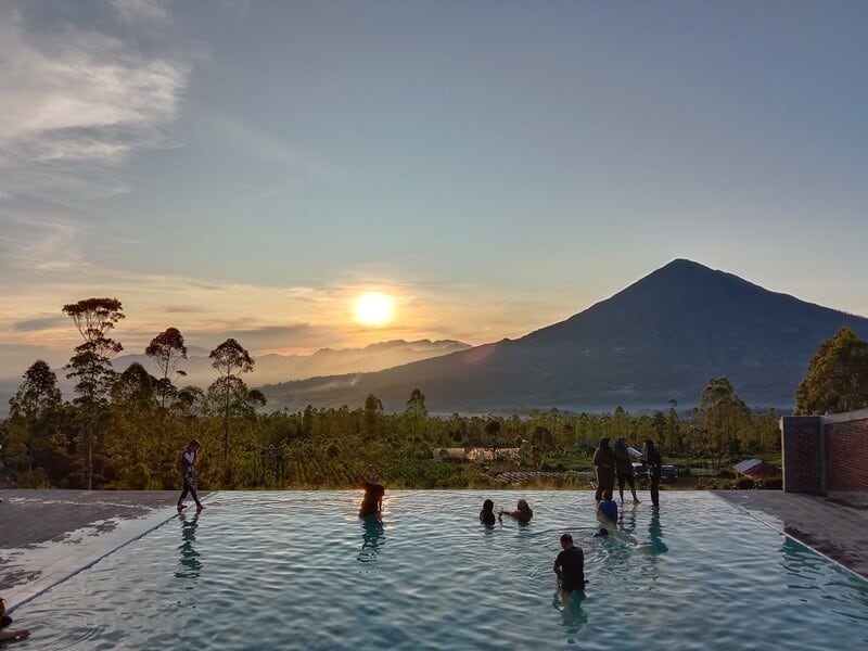 Agrowisata Tepas Papandayan, Infinity Pool Dengan View Gunung Cikuray ...