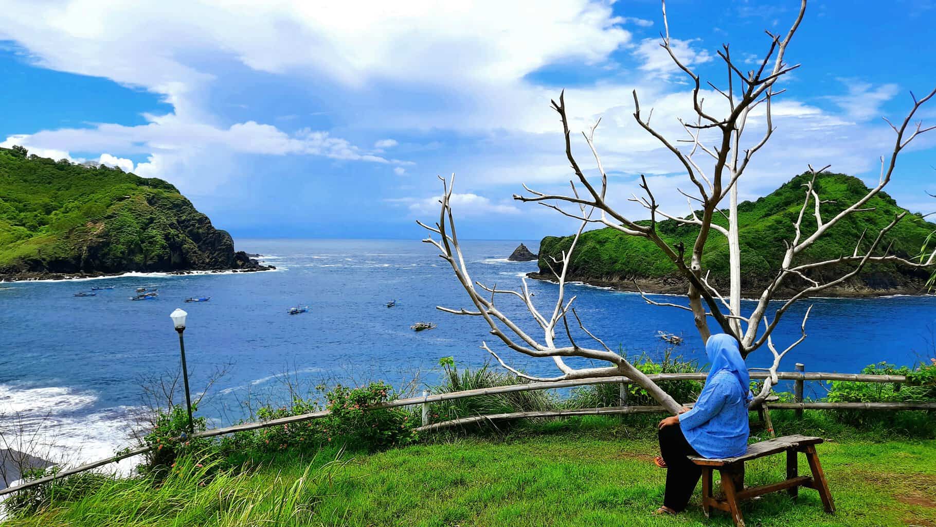 Pemandangan Laut Biru dan Sunset Menawan di Bukit Samboja Jember ...