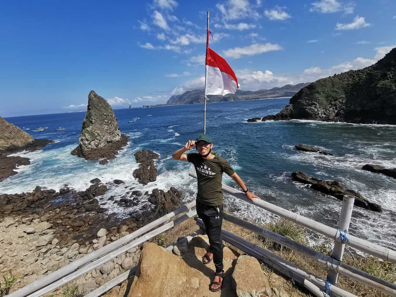 Pemandangan Laut Biru dan Sunset Menawan di Bukit Samboja Jember ...