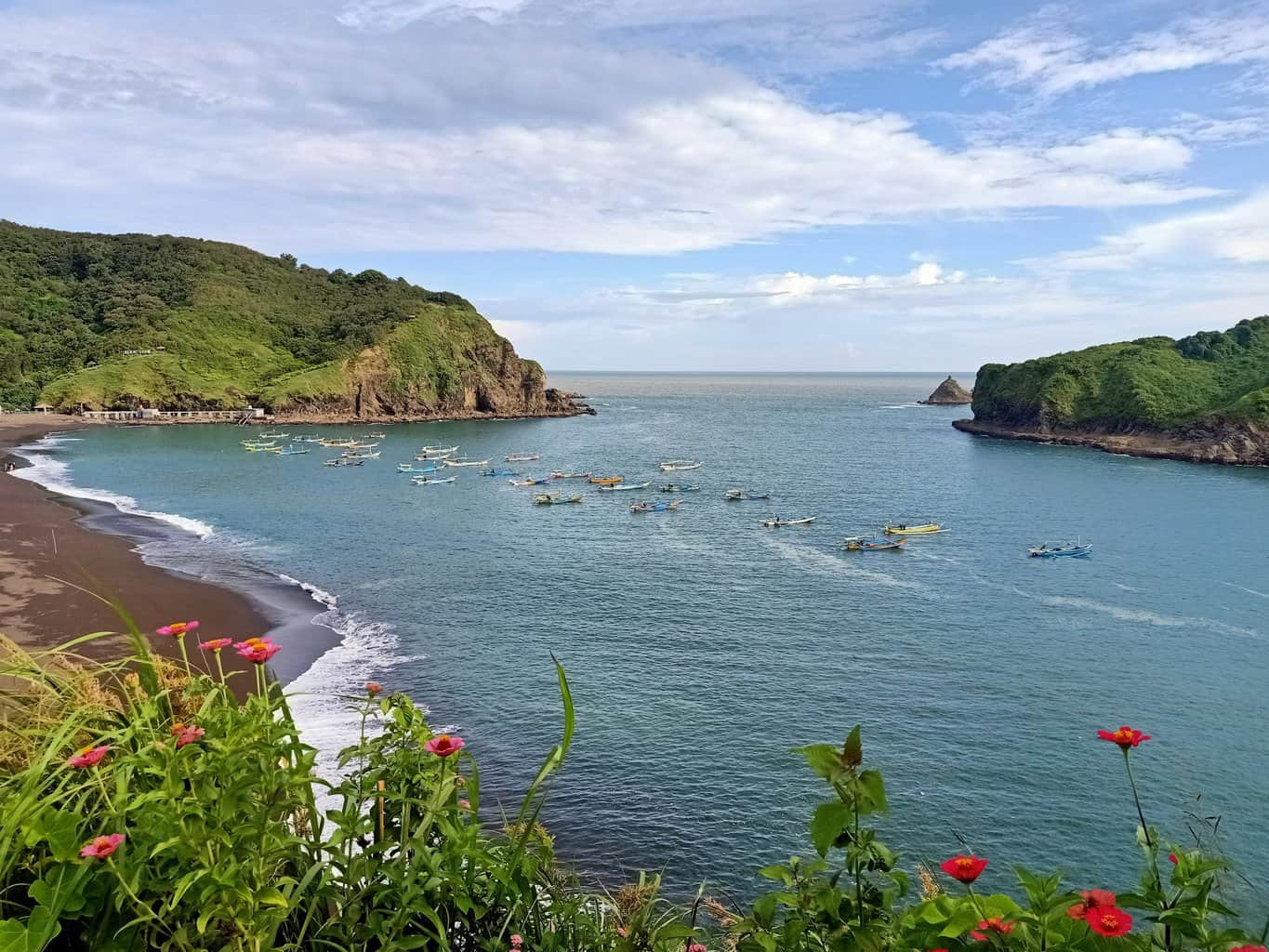 Pemandangan Laut Biru dan Sunset Menawan di Bukit Samboja Jember ...