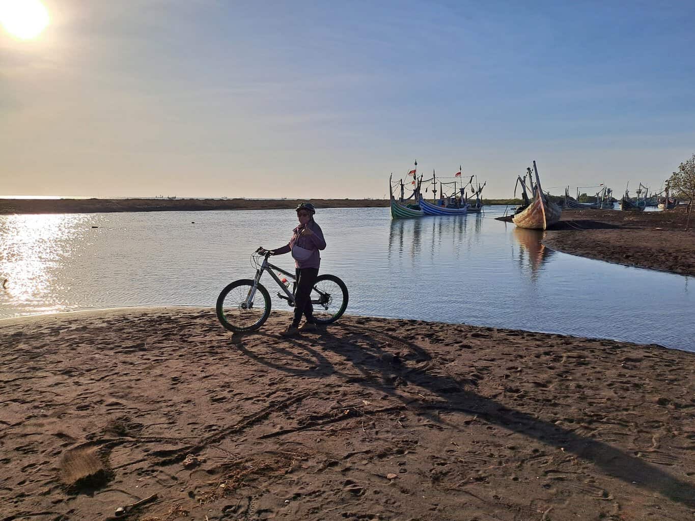 Pasir Hitam Menawan dan Pemandangan Indah di Pantai Tangsi Situbondo ...