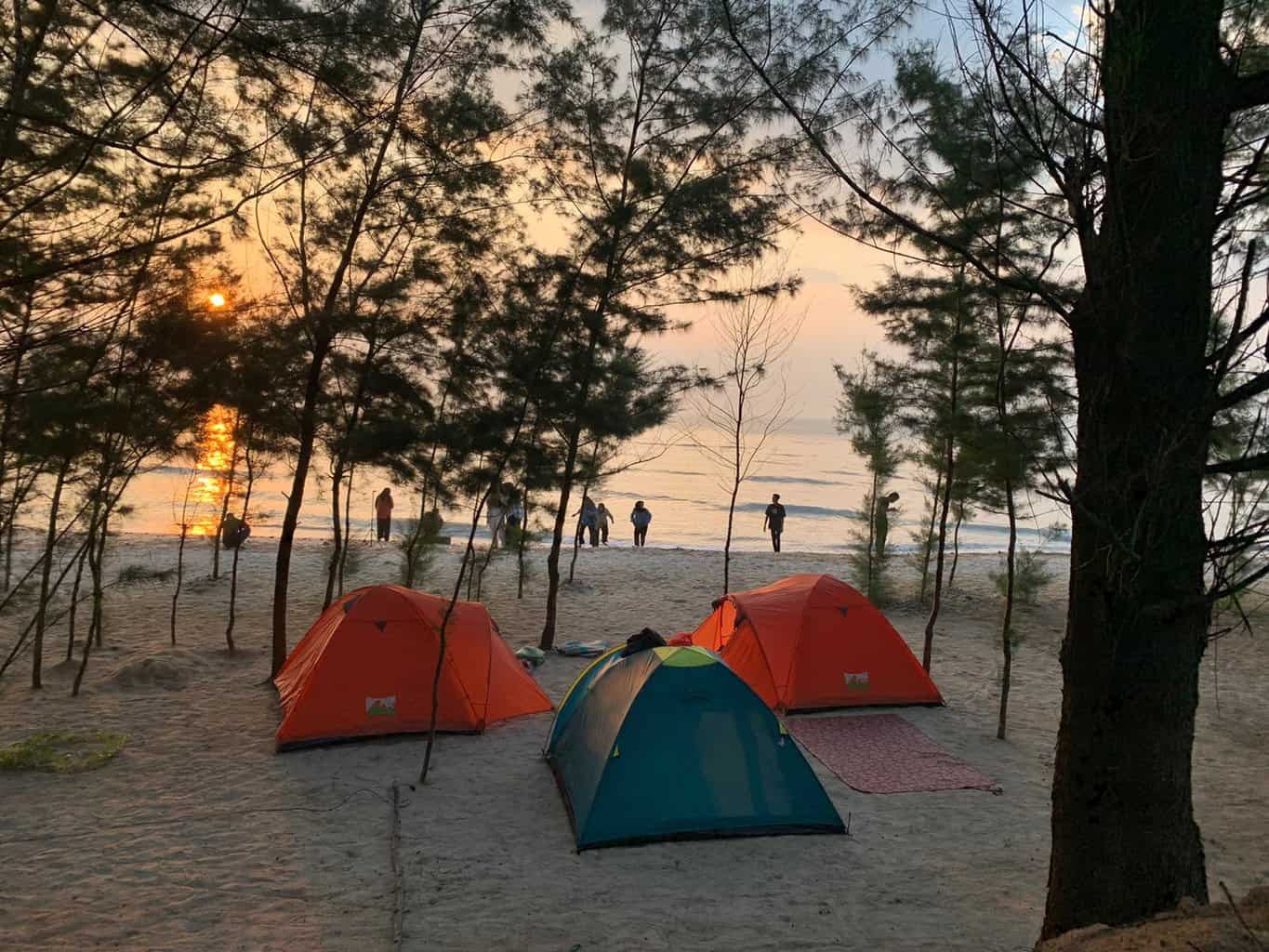 Camping dan Sajian Sunset Terbaik di Pantai Panduri Tuban ...
