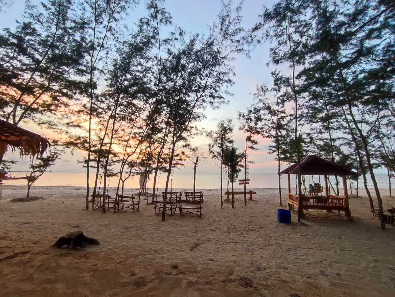 Camping dan Sajian Sunset Terbaik di Pantai Panduri Tuban ...