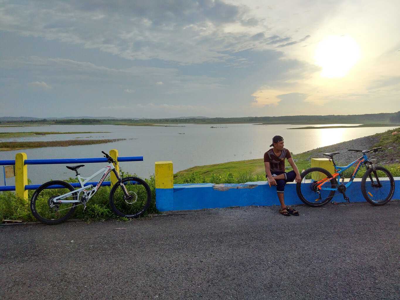 Taman Wisata Waduk Gondang, Pemandangan Menawan di Lamongan ...