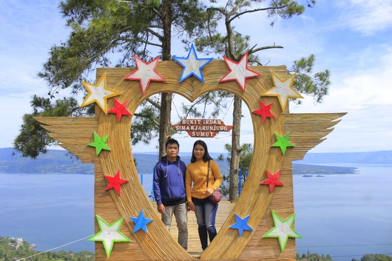 Bukit Indah Simarjarunjung, Spot Berfoto Bersama Danau Toba
