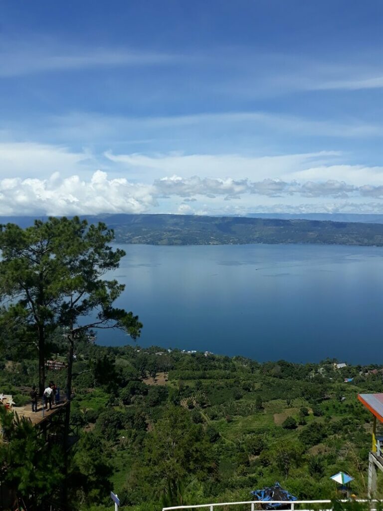 Bukit Indah Simarjarunjung, Spot Berfoto Bersama Danau Toba