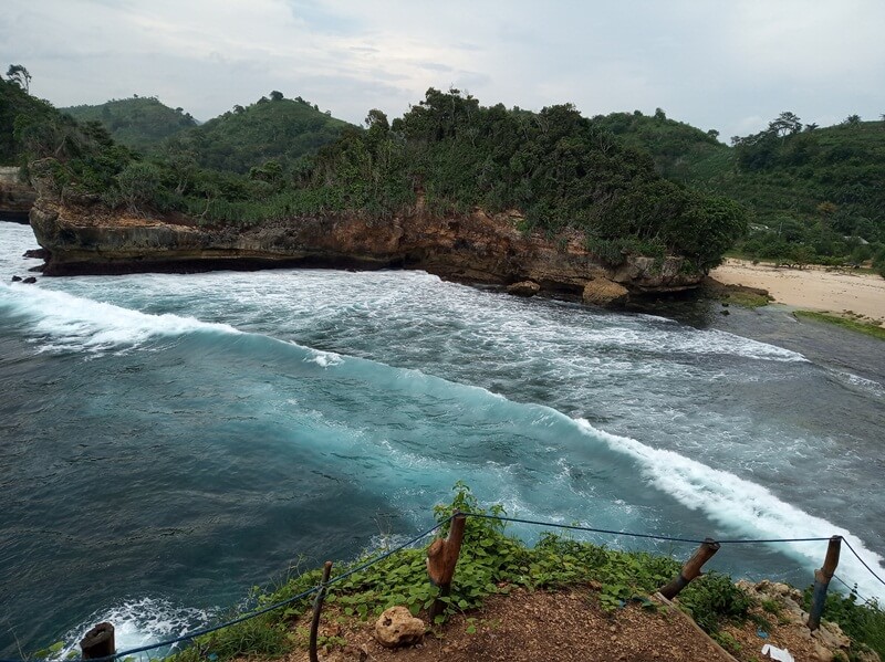 Pantai Batu Bengkung, Pantai Unik Nan Indah Di Malang Selatan ...