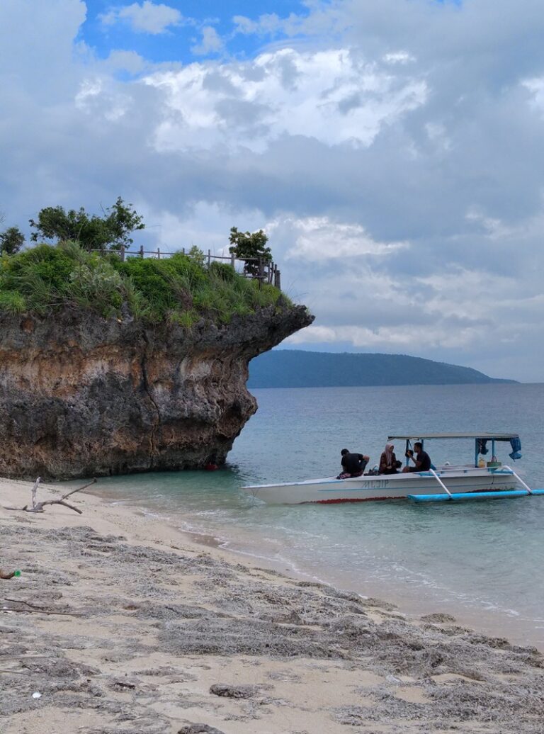 Pulau Moyo, Saat Semua Mata Dunia Terpesona – NativeIndonesia.com